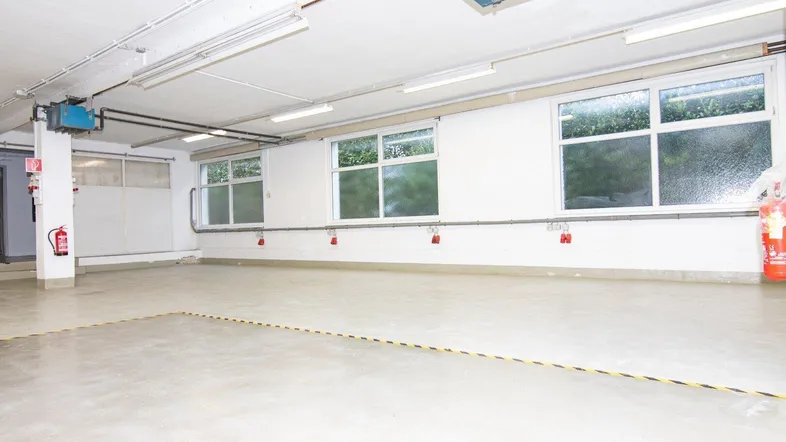 BAD VÖSLAU: Gewerbe-Halle mit 250m² inklusive Büroräumen (optional ...