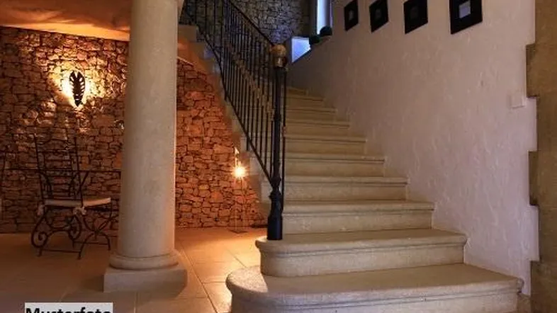 Große Hofstelle mit Wohnhaus, Wirtschaftsgebäuden & Acker- und Waldflächen