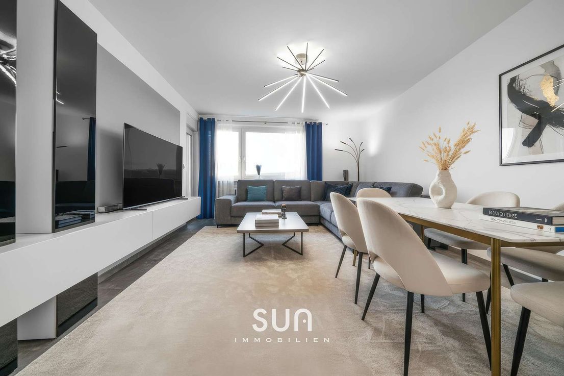 LICHTDURCHFLUTETES WOHNZIMMER