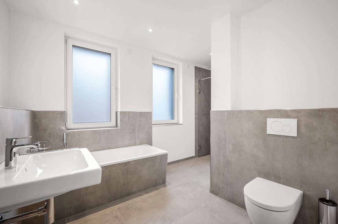 Hauptbad mit Wanne und Dusche