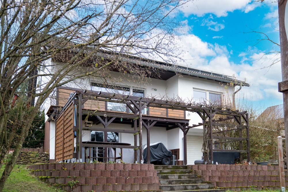 Idyllische Terrasse mit Garten