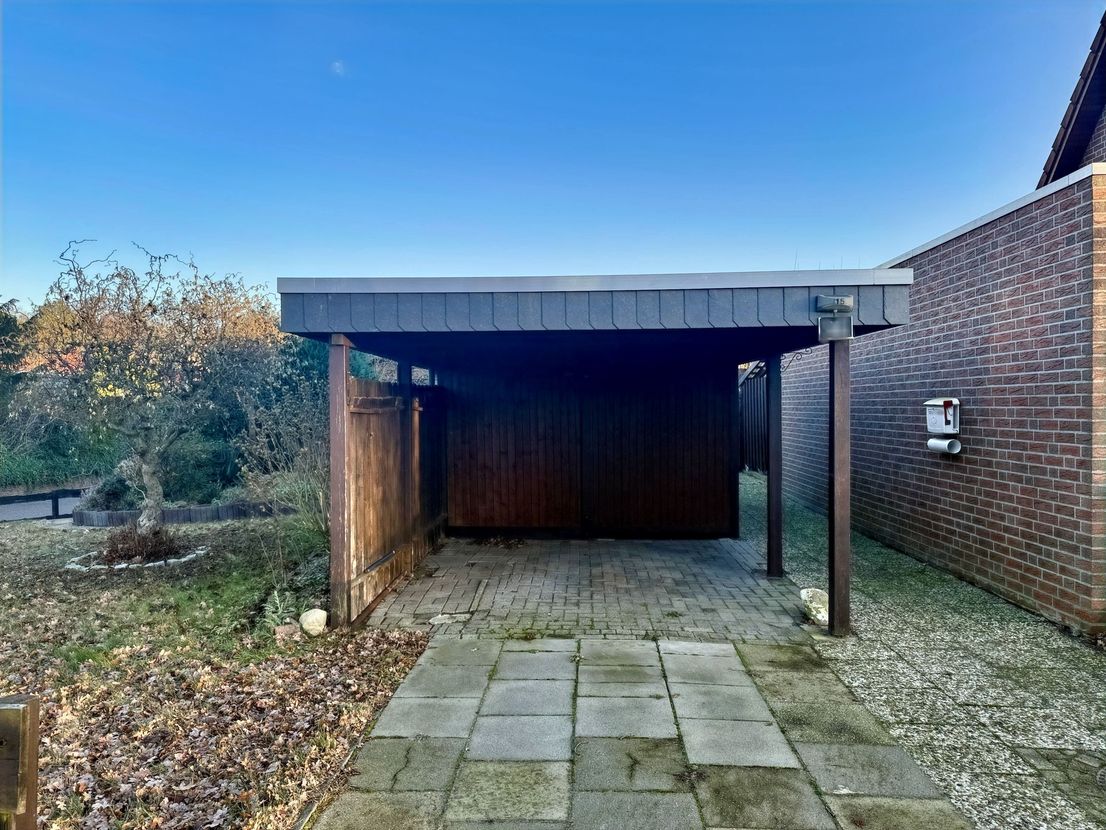 Carport mit Schuppen