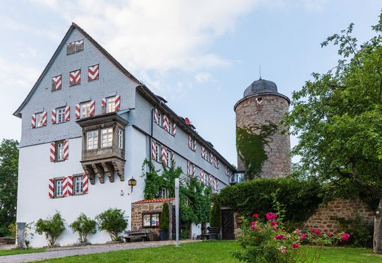 Schloss Neuenstein mit sog. Bergfried im Ortsteil Saasen