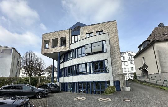 JA, zur hochwertig ausgestatteten Büroetage in zentraler Lage von ...