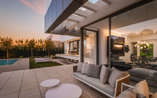 V2331-1 Luxuriöse high-class Villa in El Paraiso - Estepona zum Verkauf