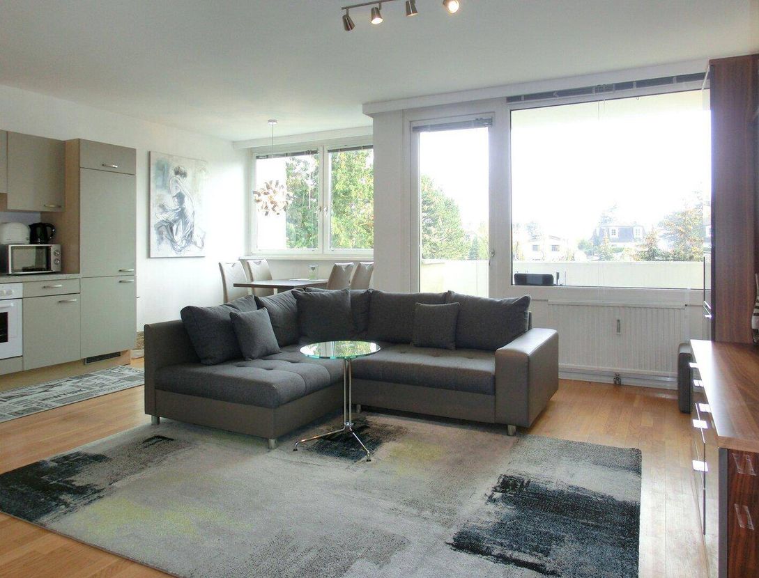 Wohnküche mit Ansicht auf Log