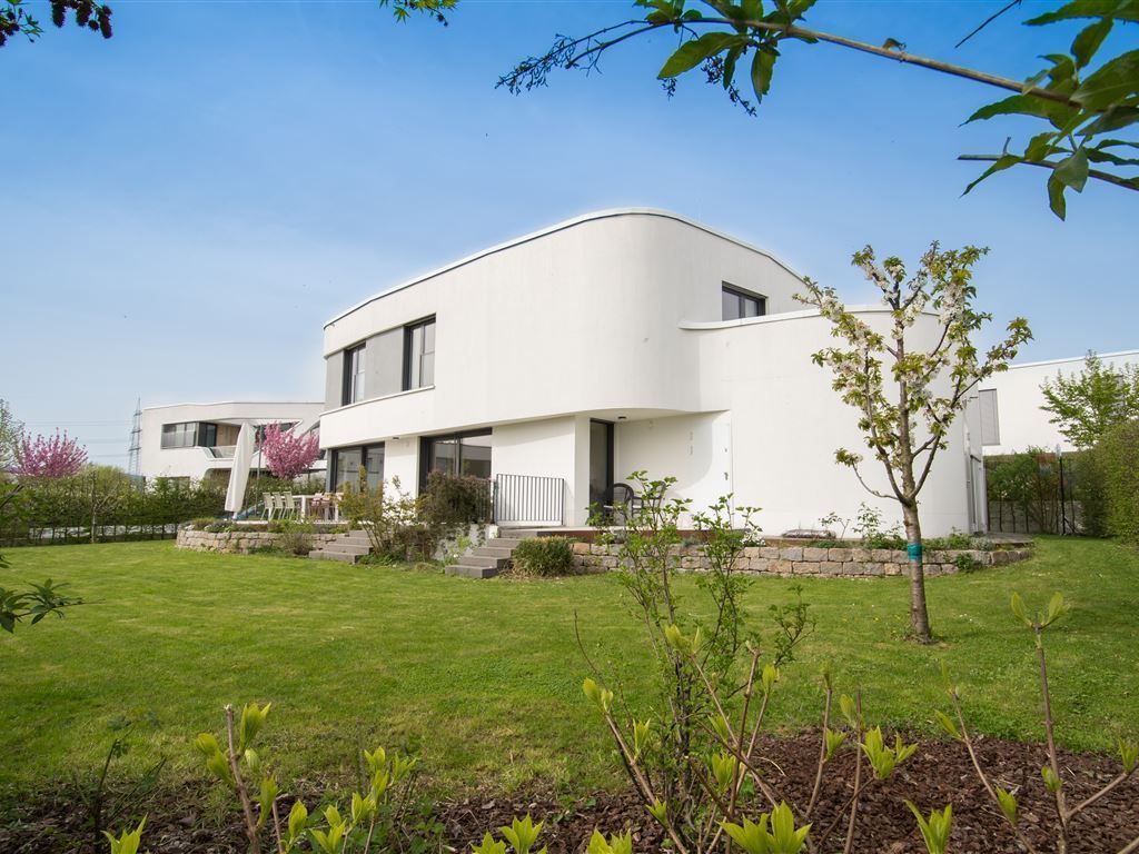 Weiße Villa auf Traumgrundstück in bester Lage Frankfurt-Riedberg ...