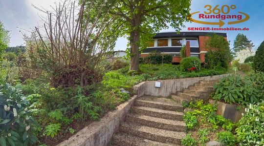 Exklusives Architektenhaus in moderner kubischer Form mit unverbaubaren ...