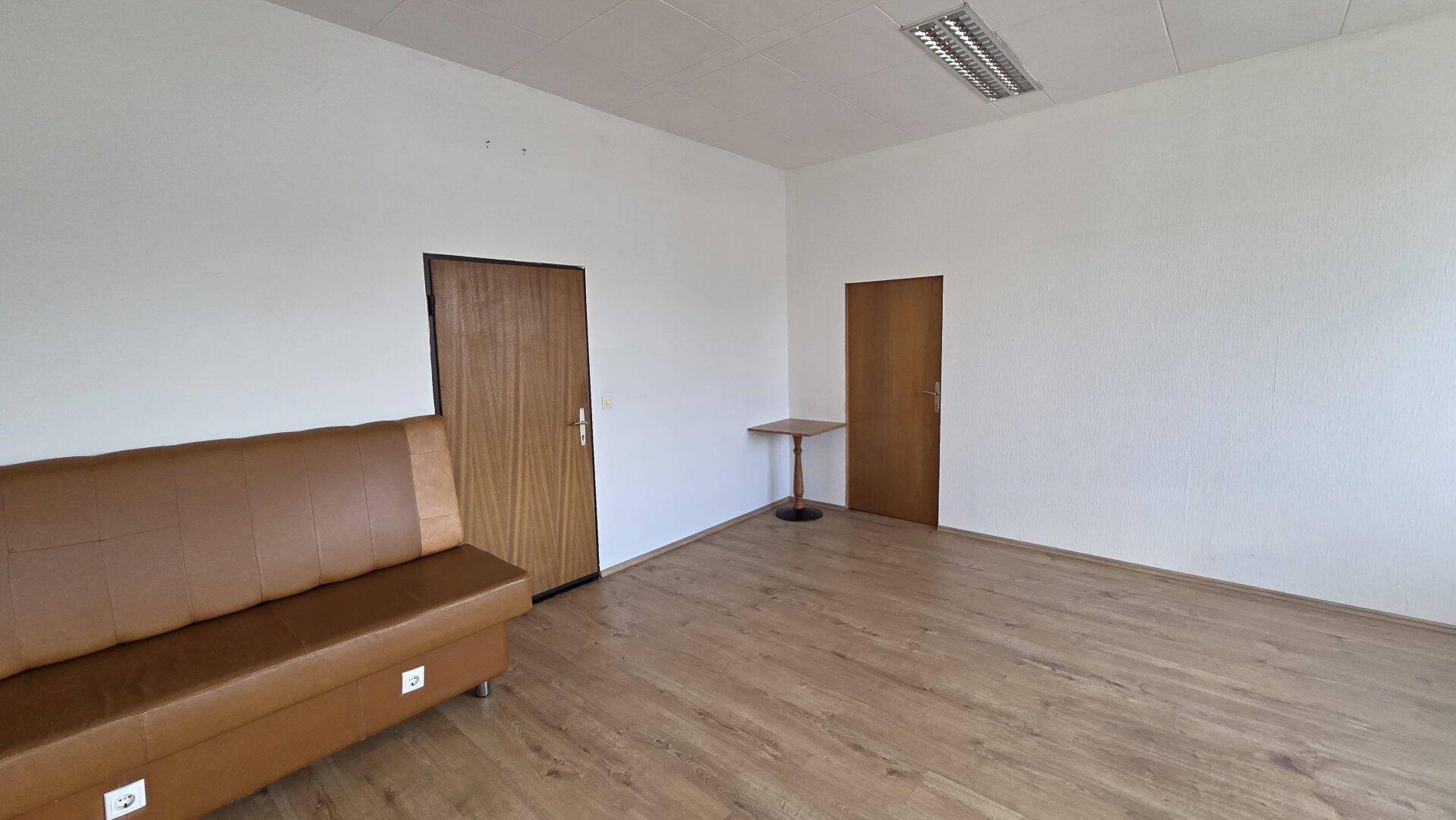 Ab sofort verfügbar / Helles ca.31m2 Büro im 1. OG