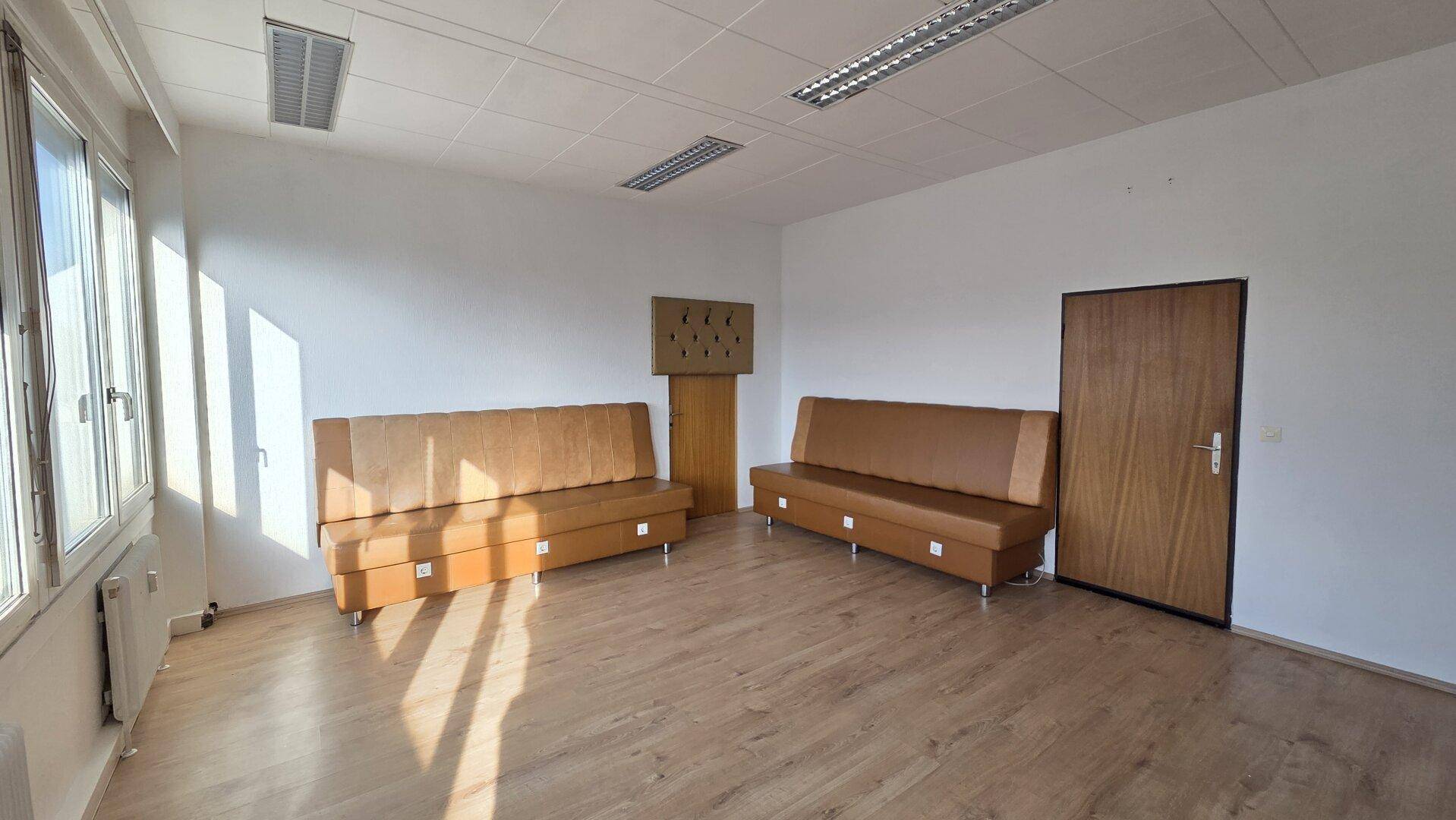 Ab sofort verfügbar / Helles ca.31m2 Büro im 1. OG